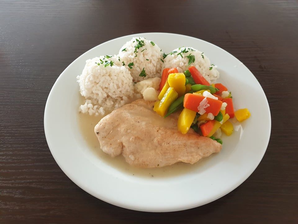 Prírodný kurací rezeň na jarnej zelenine, ryža | ALDENTE